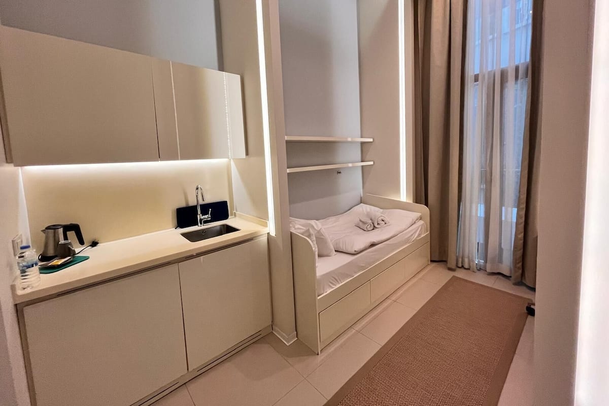 Quarto solteiro standard, barras de apoio para banheira | Roupas de cama premium, cofres nos quartos, escrivaninha