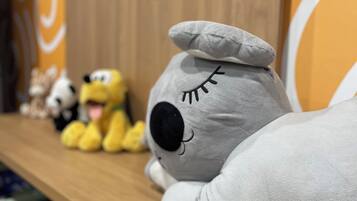 Uma prateleira com brinquedos de pelúcia e um cesto de armazenamento.