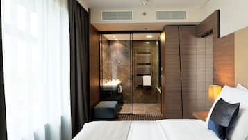Frigobar, cofres nos quartos, escrivaninha, cortinas blackout