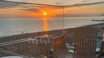 Quarto casal, sacada, de frente para o mar | Frigobar, cofres nos quartos, escrivaninha