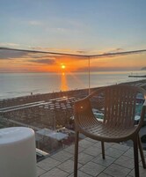 Quarto casal, sacada, de frente para o mar | Frigobar, cofres nos quartos, escrivaninha