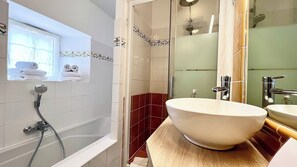 Quarto Quádruplo Familiar, vista para o rio | Casa de banho | Toalhas fornecidas, sabão, champô, papel higiénico 