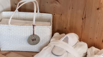 Uma bolsa branca trançada com uma etiqueta marcada