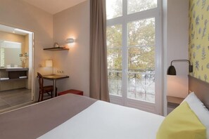 Quarto casal standard | Roupas de cama premium, cofres nos quartos, individualmente decorados