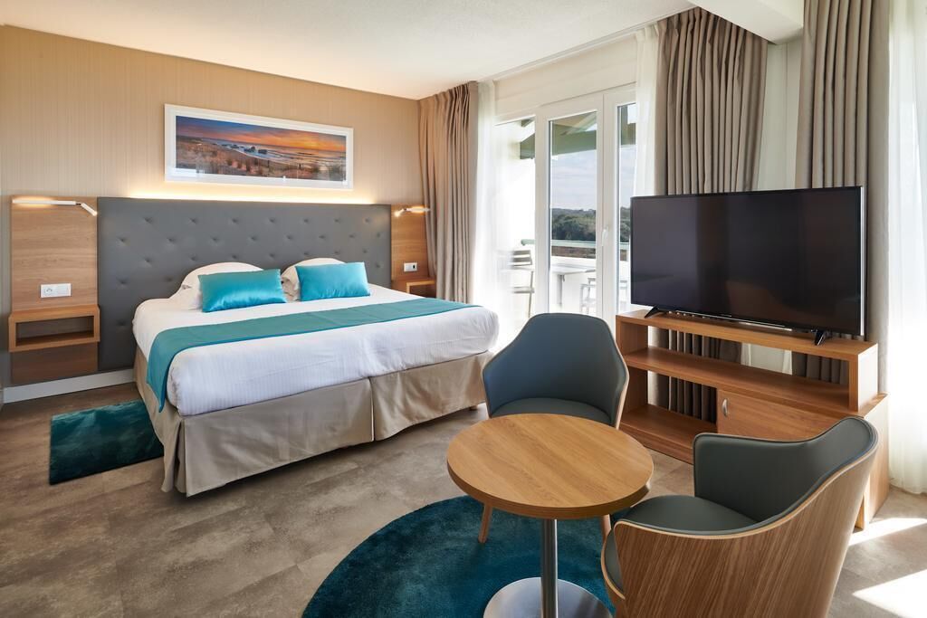 Quarto Duplo Júnior, varanda, vista parcial para o mar