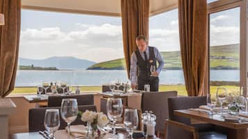 Pequenos-almoços servidos, cozinha irlandesa, com vista para o oceano