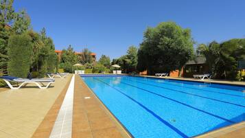 Piscina externa, salva-vidas no local