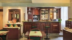 Restaurante com armários de madeira, banquetas e uma área de buffet.