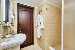 Quarto Familiar | Minibar, cofre no quarto, secretária, cortinas/cortinados opacos