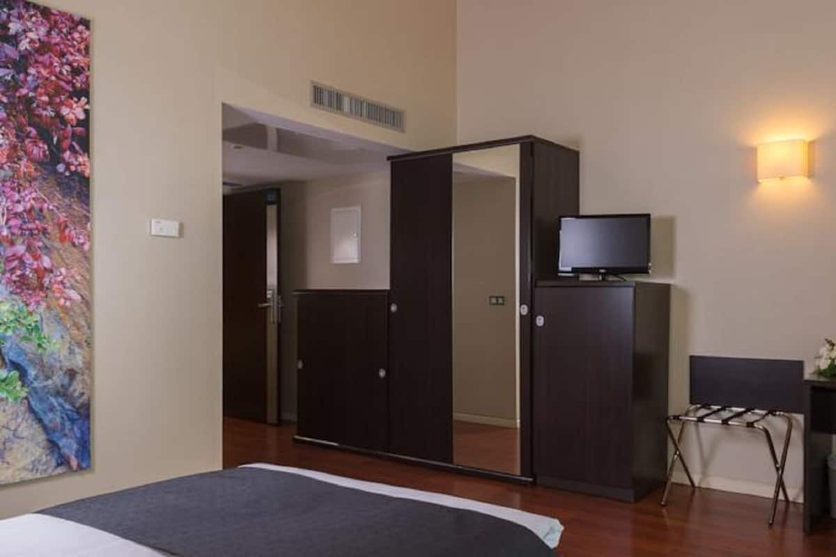 Roupas de cama premium, camas Tempur-Pedic, frigobar, cofres nos quartos
