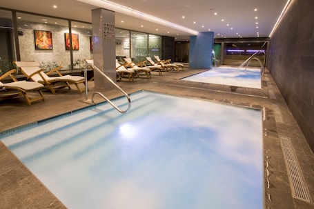 Piscina interna, espreguiƧadeiras