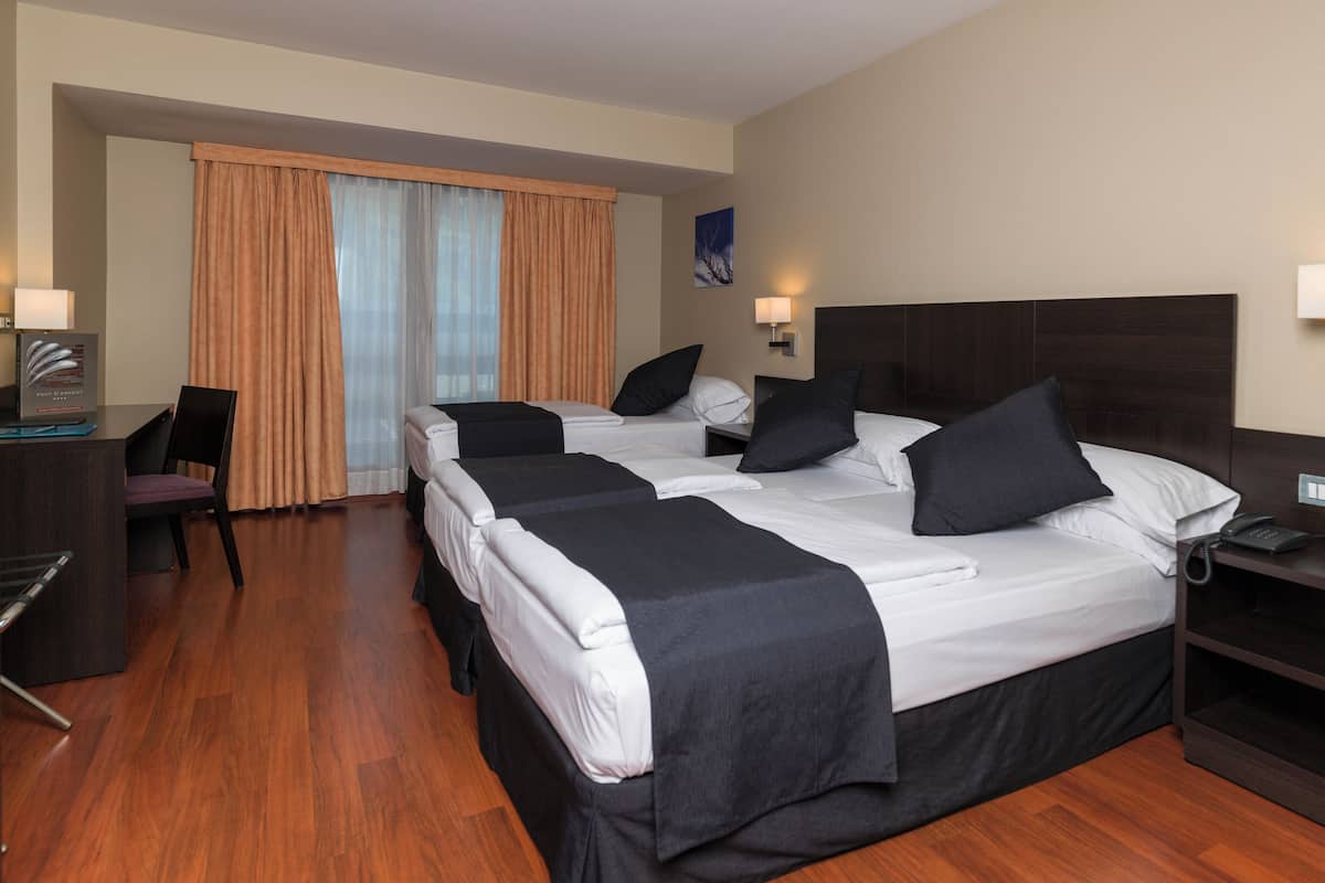 Roupas de cama premium, camas Tempur-Pedic, frigobar, cofres nos quartos