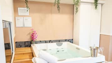 Suíte, banheira de hidromassagem (Breakfast at Navona Street Hotel) | 1 quarto, frigobar, cofres nos quartos, escrivaninha