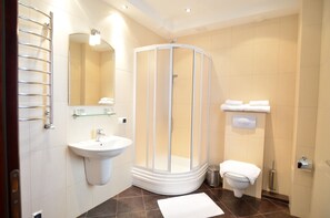 Uma combinação polibã/banheira, artigos de higiene pessoal grátis