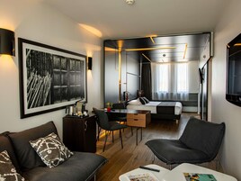 Suite Júnior, 1 cama king-size e sofá-cama | Roupa de alta qualidade, cofre no quarto, secretária 