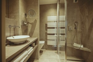 Prestige Double Room | Casa de banho | Produtos de higiene exclusivos, um secador de cabelo 