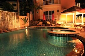 Piscina exterior, espreguiçadeiras 