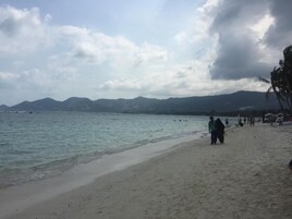 Na praia, areia branca