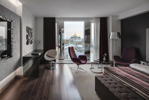 Quarto Duplo Deluxe | Minibar, cofre no quarto, com mobília individualizada, secretária 