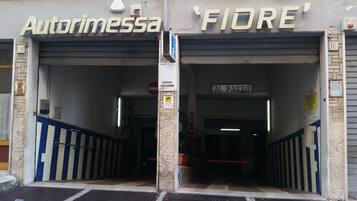 Estacionamento sem assistência (pago) (EUR 20 por dia)