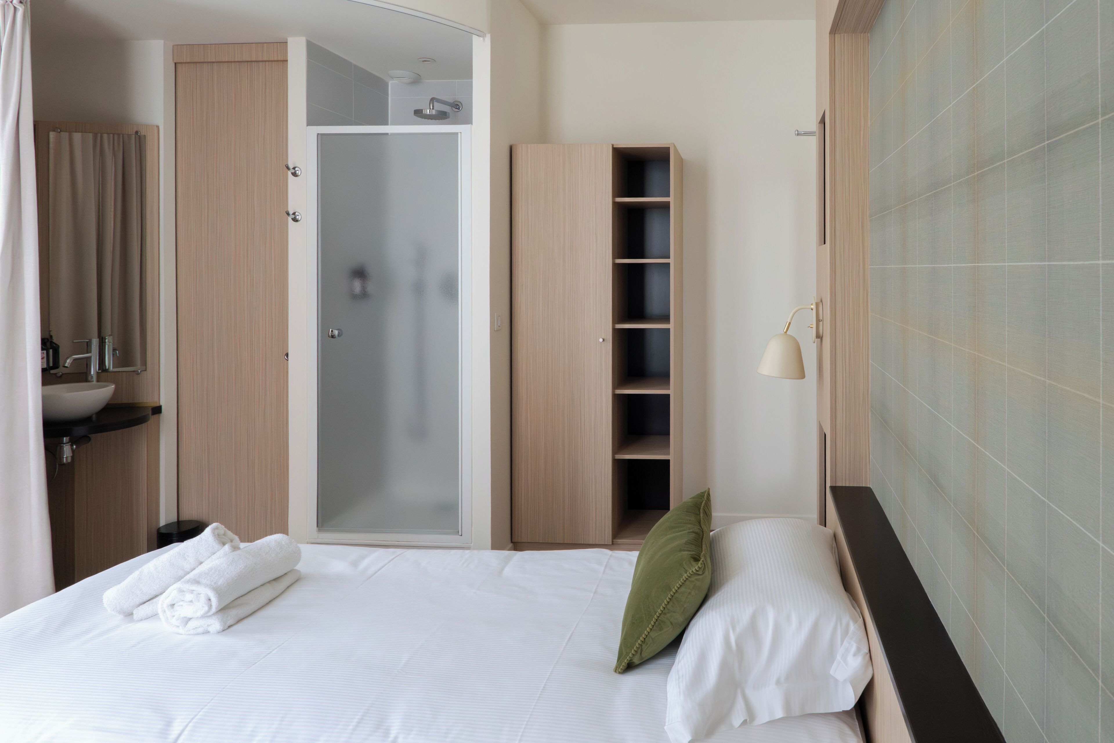 Quarto Duplo Comfort (Charm) | Casa de banho | Um polibã, um chuveiro fixo, artigos de higiene pessoal grátis 