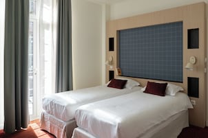 Quarto casal conforto (Charm) | Individualmente decorados, escrivaninha, Wi-Fi de cortesia