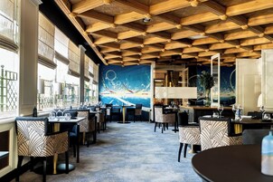 2 restaurantes: servem almoços e jantares