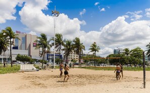 Na praia, guarda-sóis de praia, toalhas de praia 