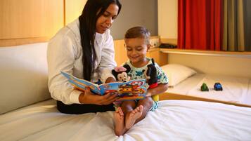 Quarto, várias camas | Minibar, secretária, secretária adequada para computadores portáteis