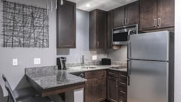 Um frigorífico, um micro-ondas, uma placa de cozinha