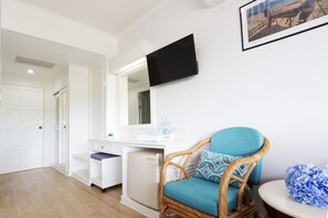 Quarto Duplo ou Twin Superior | Sala de estar | Televisor LCD de 24 polegadas com canais por cabo, televisor 