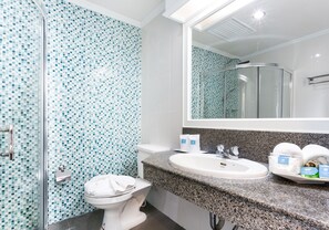 Quarto Triplo | Casa de banho | Um polibã, um chuveiro fixo, artigos de higiene pessoal grátis 