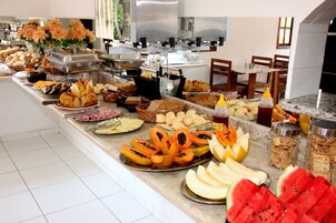 Café da manhã com buffet grátis todos os dias
