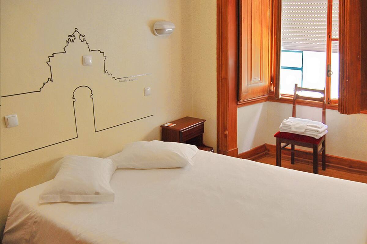 Edredões de penas, Wi-fi grátis, roupa de cama fornecida 