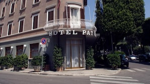 Um edifício na esquina com a placa 