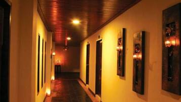 Minibar, cofre no quarto, secretária, camas desdobráveis