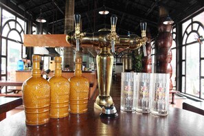 2 bares/lounges, um bar junto à piscina 