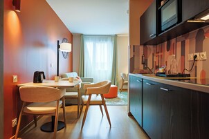 Apartamento Comfort, 1 cama queen-size e sofá-cama | Cozinha privada | Um frigorífico, um micro-ondas, uma placa de cozinha 