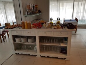 Pequeno-almoço tipo buffet diário mediante uma taxa 