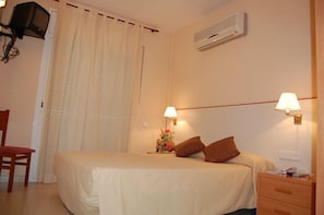Quarto Duplo Superior | Cofre no quarto, secretária, berços/camas para crianças grátis 