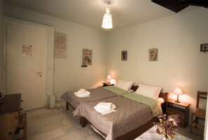 EstĂșdio econĂŽmico, vista para a cidade, no piso tĂ©rreo | Roupas de cama de algodĂŁo egĂpcio, camas com colchĂ”es pillow-top