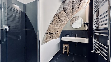 Quarto casal standard | Banheiro | Chuveiro, produtos de toalete grátis, secador de cabelo, chinelos