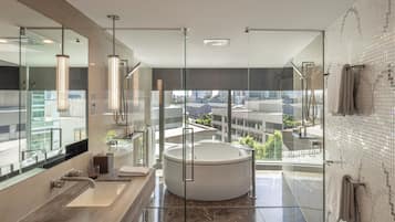 Suite (Adored) | Lençóis de algodão egípcio, roupa de alta qualidade, cofre no quarto