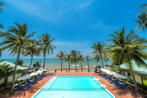 Piscina externa, funciona das 7h às 20h, guarda-sóis, espreguiçadeiras