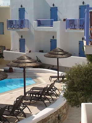 Piscina exterior, guarda-sóis, espreguiçadeiras