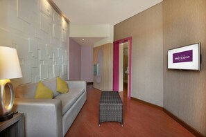 Suite Júnior, 1 cama de casal e sofá-cama | Cofre no quarto, secretária, cortinas/cortinados opacos 