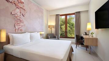 Cofres nos quartos, escrivaninha, cortinas blackout