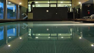 Piscina exterior, guarda-sóis, espreguiçadeiras