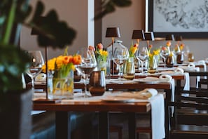 Almoços e jantares servidos, incluindo cozinha mediterrânica