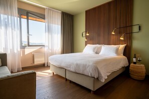 Suite Júnior | Minibar, secretária, cortinas/cortinados opacos, ferro/tábua de engomar